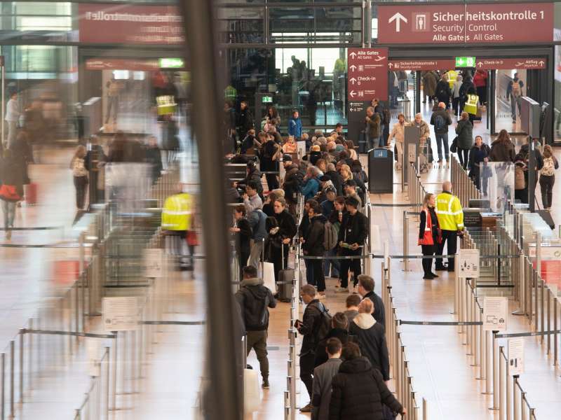 Warnstreik legt Flughäfen lahm - «Fast gespenstisch»